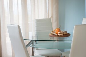 Apartamento, 1 quarto, vista para o mar | Área de estar | TV LCD