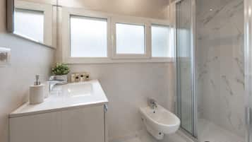 Apartamento, 1 quarto | Banheiro | Chuveiro, secador de cabelo, bidê, toalhas de banho