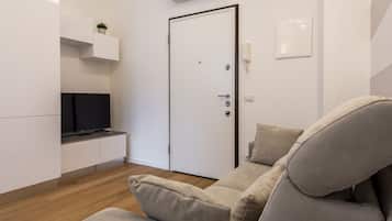 Apartamento, 1 quarto | Área de estar | TV de tela plana 32 polegadas com canais digitais, TV