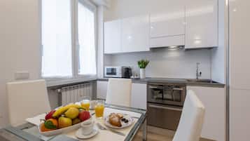 Apartamento, 1 quarto | Cozinha americana privada | Geladeira grande, micro-ondas, fogão, cooktop