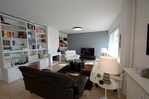 Apartamento | Sala de estar | TV de ecrã plano, lareira 