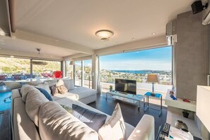 Apartamento | Área de estar | TV de tela plana