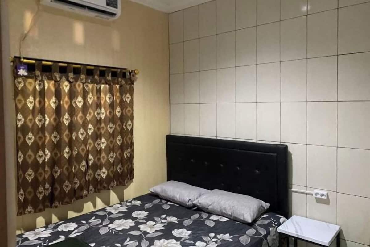Secretária, Wi-fi, roupa de cama fornecida