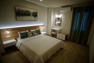 Apartamento, vista para o mar (1 Double Bed + 2 Single Sofa Beds) | 1 quarto, escrivaninha, ferros/tábuas de passar roupa, Wi-Fi de cortesia