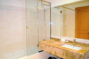 Apartamento (Murad) | Banheiro | Produtos de toalete grátis, secador de cabelo, toalhas de banho