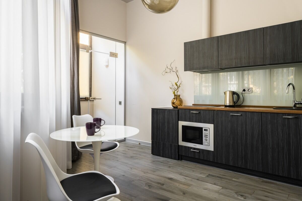 Apartamento, varanda | Cozinha privada | Um frigorífico, um micro-ondas, uma placa de cozinha 