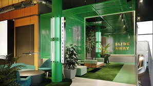 Um interior moderno com detalhes em verde, uma parede deslizante e uma área de estar com plantas.