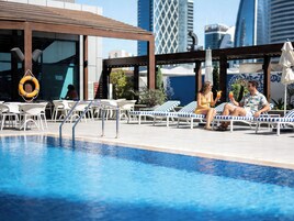 Piscina externa, funciona das 6h30 às 18h, guarda-sóis, espreguiçadeiras