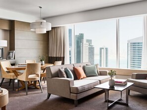 Roupa hipoalergénica, minibar, cofre no quarto 