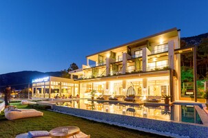 Um hotel moderno com piscina, área de estar externa e restaurante.