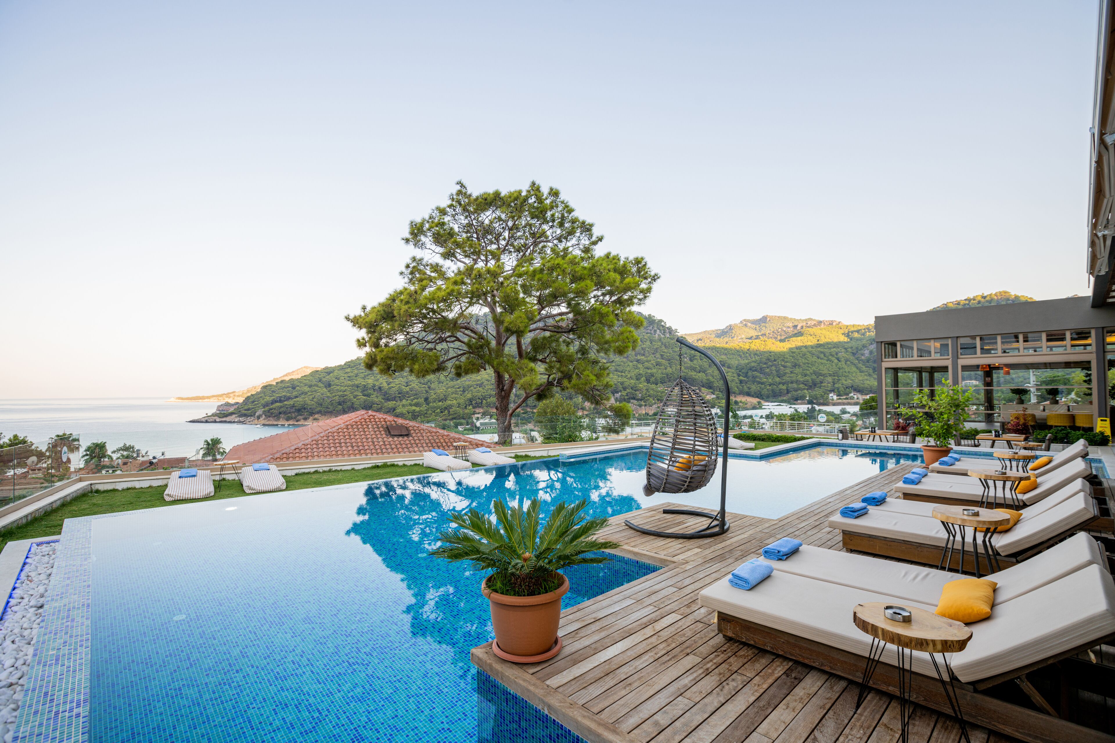 Piscina externa, funciona das 10h às 23h, guarda-sóis, espreguiçadeiras