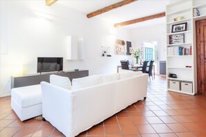 Apartamento, 3 quartos | Sala | TV de ecrã plano 