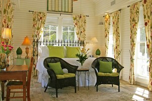 Quarto | Com decoração personalizada, com mobília individualizada, secretária 