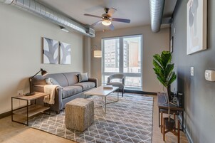 Apartamento família, 2 quartos, para não fumantes (Self Check-in with Virtual Front Desk) | Sala de estar | Smart TV 49 polegadas com canais digitais, TV, mesa de pingue-pongue