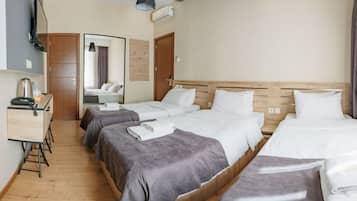 Quarto Triplo Clássico, Vista para a cidade | Roupa de alta qualidade, edredões de penas