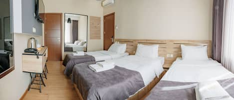 Quarto triplo clássico, vista para a cidade | Roupas de cama premium, edredons de pluma
