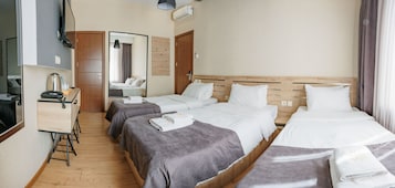 Quarto Triplo Clássico, Vista para a cidade | Roupa de alta qualidade, edredões de penas