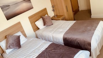 Quarto duplo tradicional | Escrivaninha, ferros/tábuas de passar roupa, Wi-Fi de cortesia