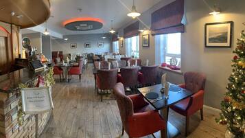 Café da manhã continental todos os dias (GBP 9.95 por pessoa)