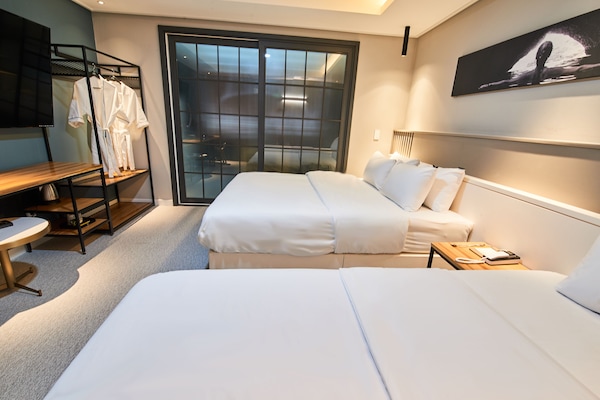 VIP Twin Residence Pension | Roupa de alta qualidade, camas de colchão viscoelástico, minibar