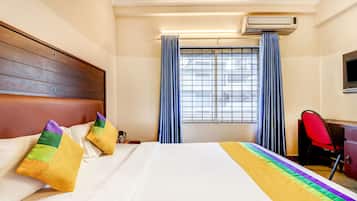 Quarto standard | Escrivaninha, ferros/tábuas de passar roupa, Wi-Fi de cortesia