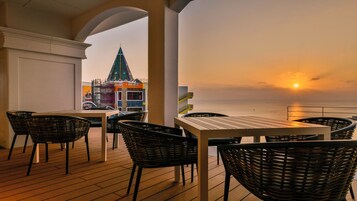 Piscina externa sazonal, funciona das 8h às 20h, salva-vidas no local