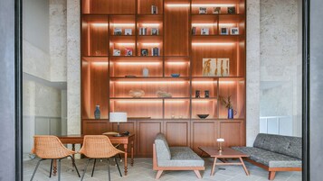 Área de estar no saguão