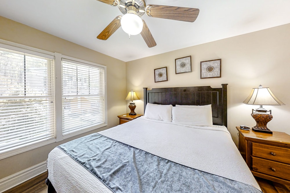 Condominio De Lujo En El Centro Con Bañera De Hidromasaje, Chimenea Y Piscina / Jacuzzi Compartidos. - Gatlinburg