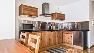 Apartamento (B2) | Cozinha privada | Um frigorífico, uma placa de cozinha, uma chaleira elétrica