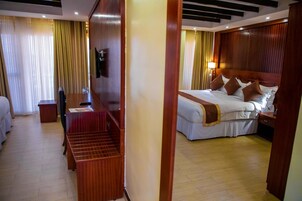 Minibar, secretária, secretária adequada para computadores portáteis 