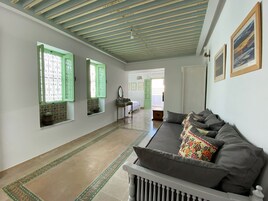 Quarto casal luxo, sacada (KOBET LAHWA) | Roupas de cama premium, escrivaninha, espaço de trabalho para notebook