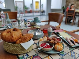 Café da manhã com buffet grátis todos os dias