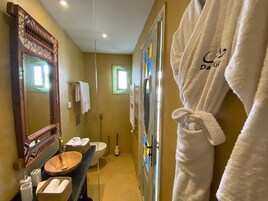 Quarto casal luxo, sacada (ABDELEYA) | Banheiro | Chuveiro, chuveiro com efeito de chuva, secador de cabelo 