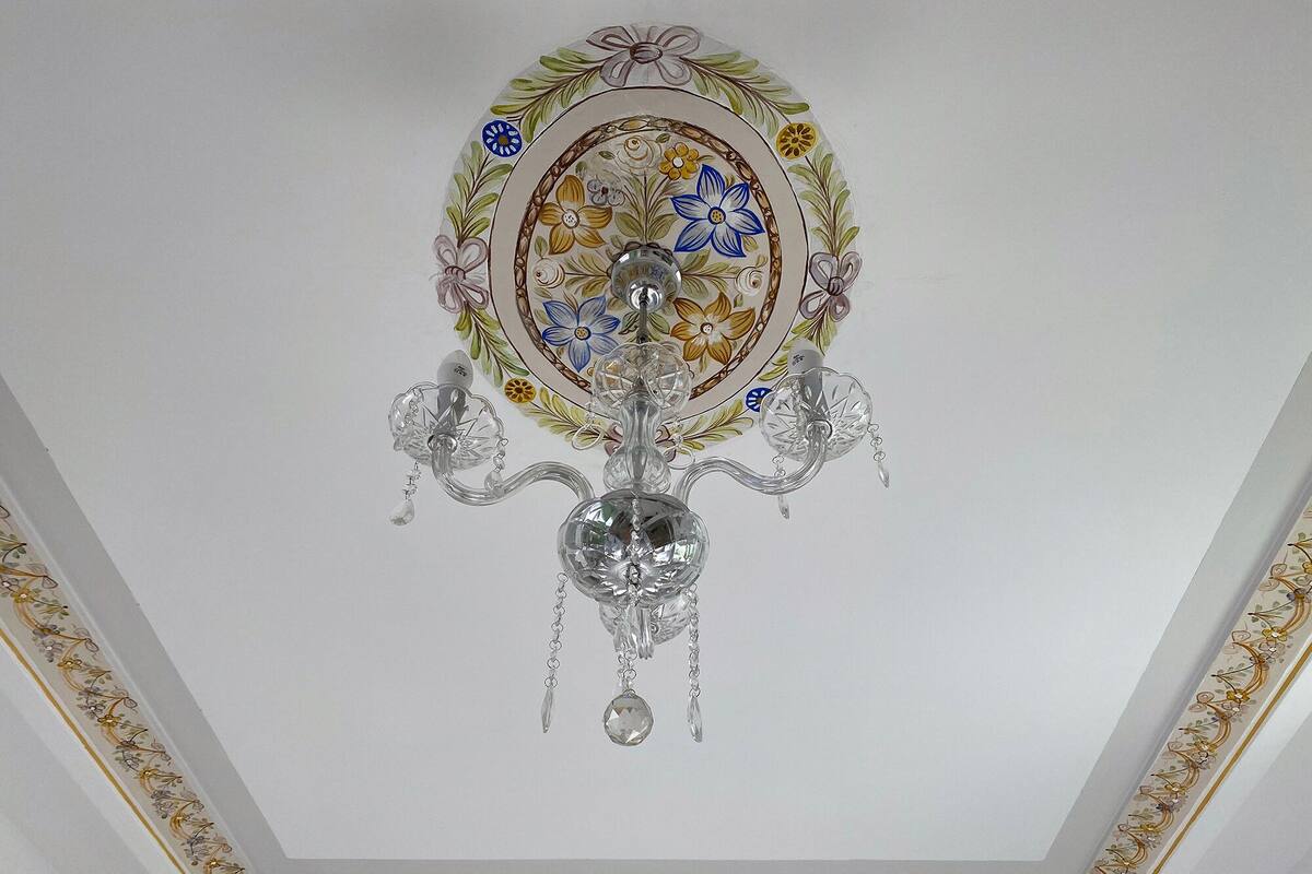 Um candelabro com um desenho floral no teto.