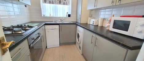 Apartamento | Cozinha privada | Geladeira, micro-ondas, fogão, cooktop