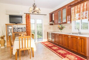 Apartamento Básico, 1 quarto | Cozinha privada | Um frigorífico, um forno, uma placa de cozinha, uma cafeteira/bule