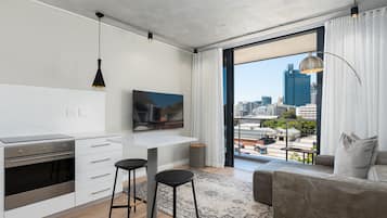 Apartamento com design assinado | Área de estar | TV de tela plana, Netflix, serviços de streaming