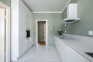 Prestige City Home | Cozinha privada | Uma cafeteira/bule, um frigorífico/congelador grande, um micro-ondas 