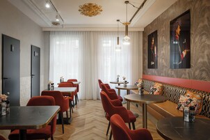 Café da manhã com buffet todos os dias (EUR 18.5 por pessoa) 