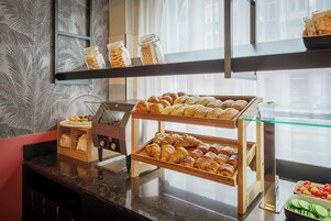 Café da manhã com buffet todos os dias (EUR 17.5 por pessoa) 