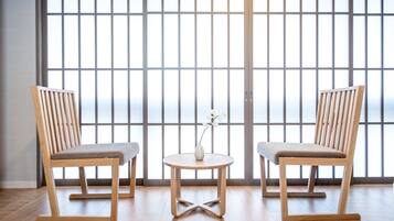 Quarto Superior (Queen) | Roupa de alta qualidade, secretária, cortinas/cortinados opacos