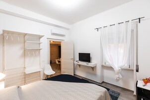 Suite Familiar | Edredões de penas, minibar, com mobília individualizada, secretária 