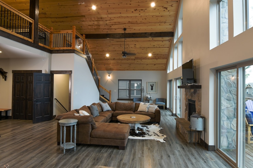 Vue Spectaculaire Sur Le Lac, Port De Plaisance à Travers La Rue, Piscine, Accès Handicapé - Table Rock Lake