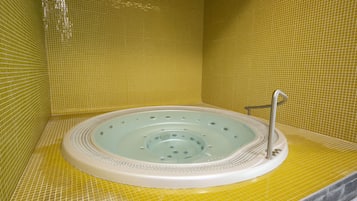 Banheira de hidromassagem interior