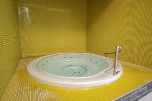 Banheira de hidromassagem interior