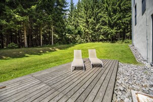 Terraço com espreguiçadeiras