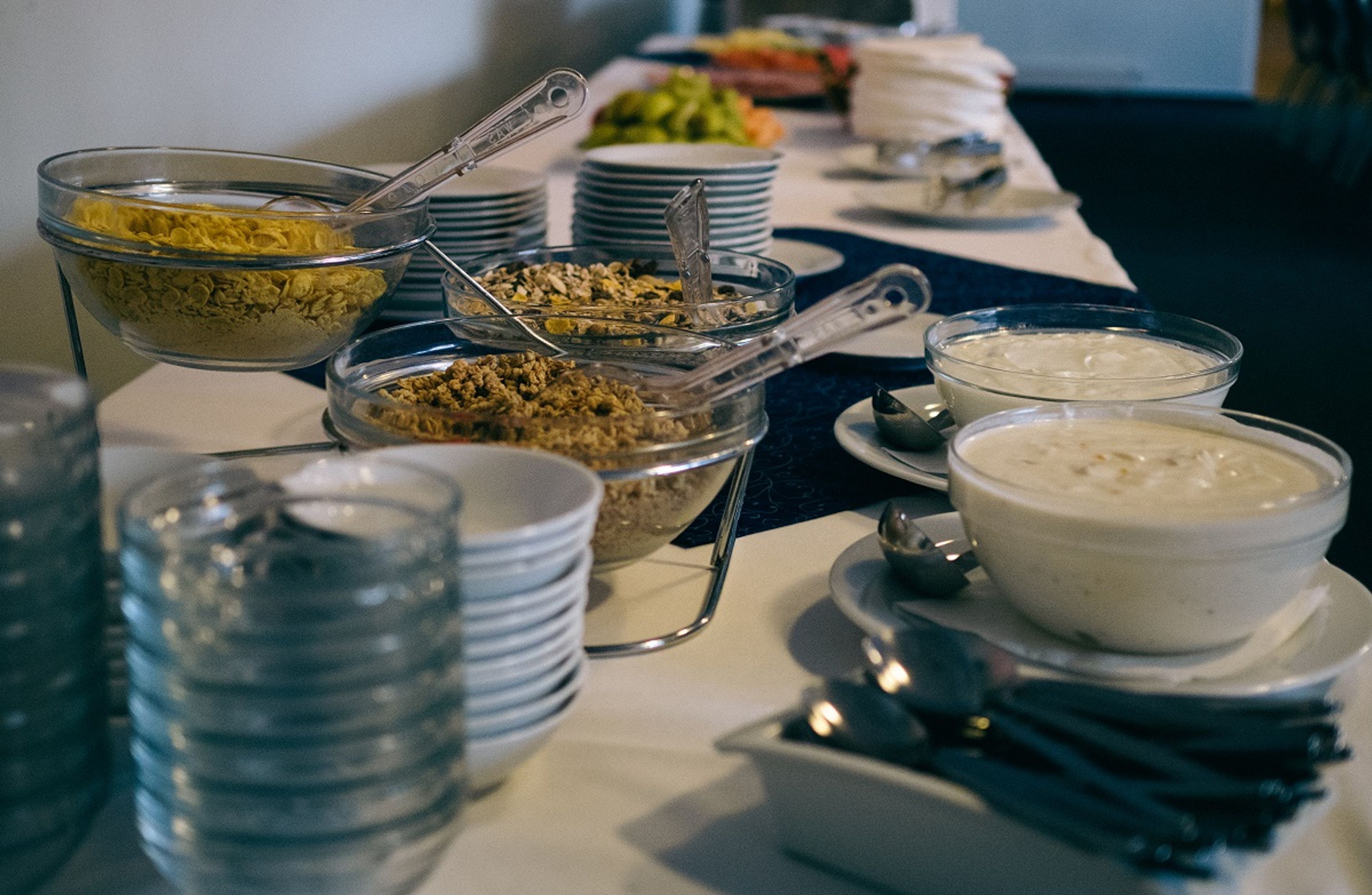 Uma mesa de buffet com diversos alimentos e utensílios.