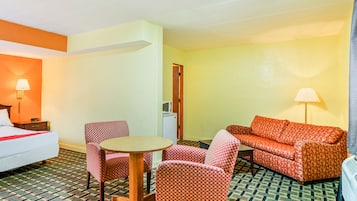 Suite, 1 quarto | Sala de estar | Televisor de 32 polegadas com canais por cabo