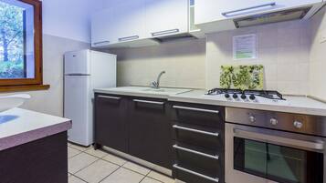 Apartamento, 3 quartos (PIANO TERRA) | Cozinha privada | Um frigorífico/congelador grande, uma placa de cozinha