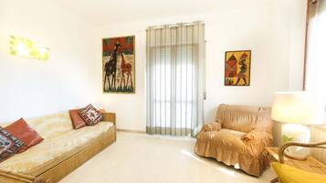 Apartamento, 4 quartos | Sala | TV de ecrã plano